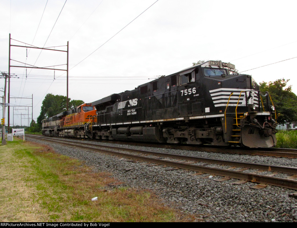 NS 7556 and BNSF 7617